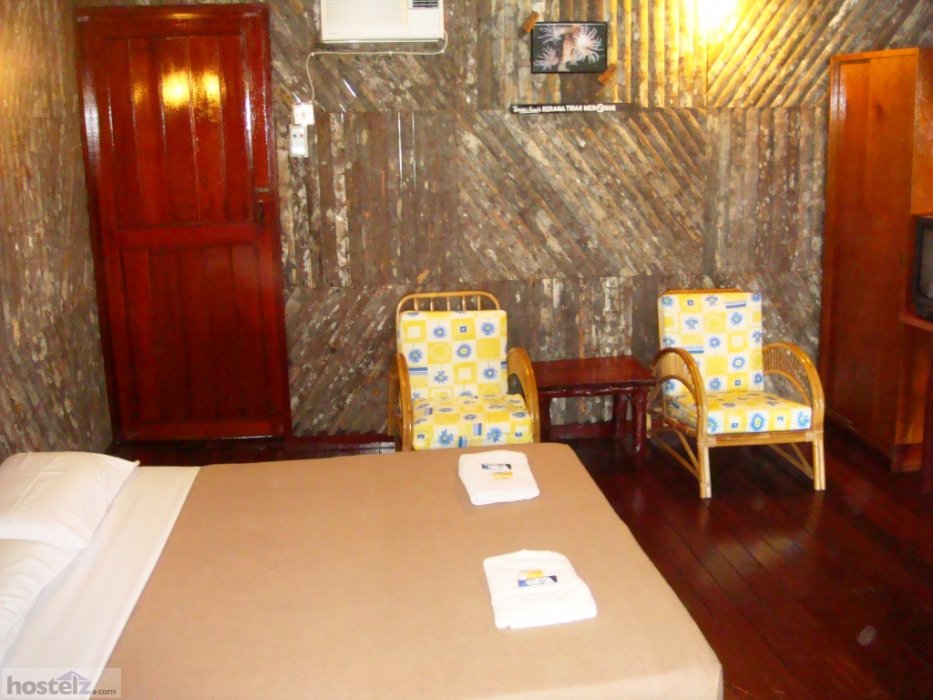 Dragon Inn Floating Hotel in Semporna - Prices 2021 (How to compare?)