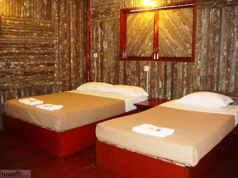 Dragon Inn Floating Hotel in Semporna - Prices 2021 (How to compare?)