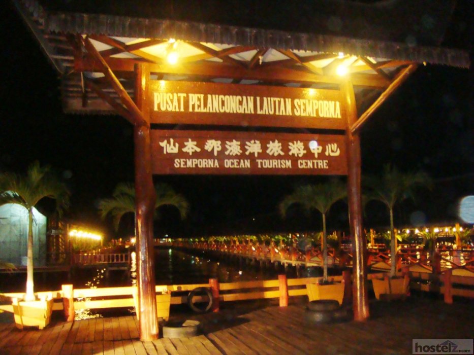 Dragon Inn Floating Hotel in Semporna - Prices 2021 (How to compare?)