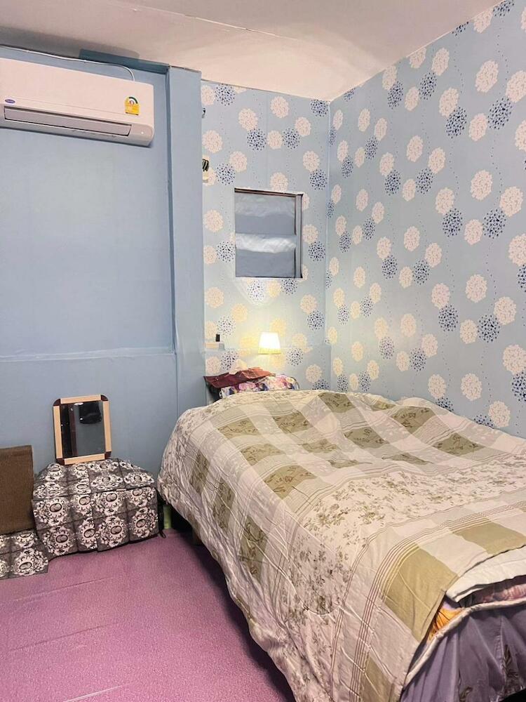 Phoenix's Cafe & Hostel, Haad Rin - Is it Worth it? NEW Reviews 2025